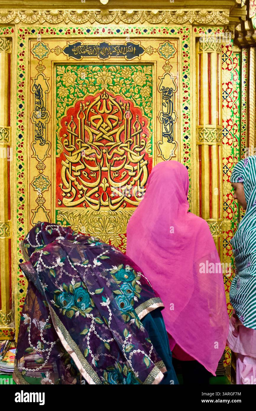 Dargah sanctum hi-res stock photography and images - Alamy