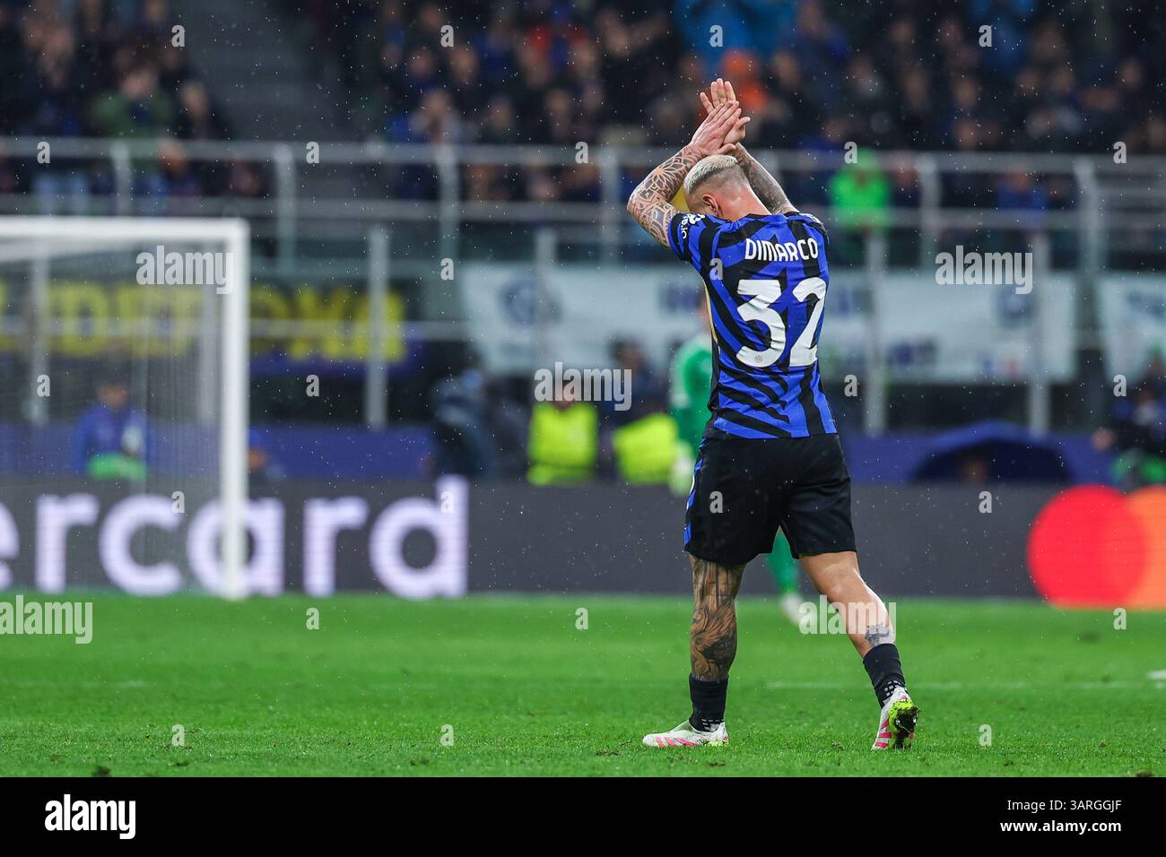 Milan, Italien. 16th Apr, 2025. Federico Dimarco of FC Internazionale greets the fans during ...