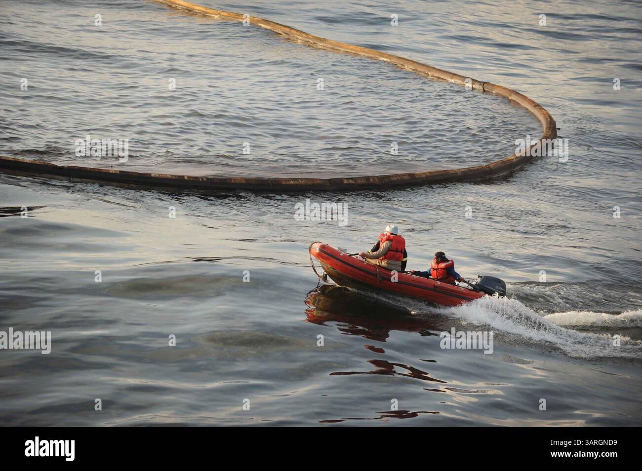 May 05, 2010 - Venice, Louisiana, United States - Members of Elastec ...