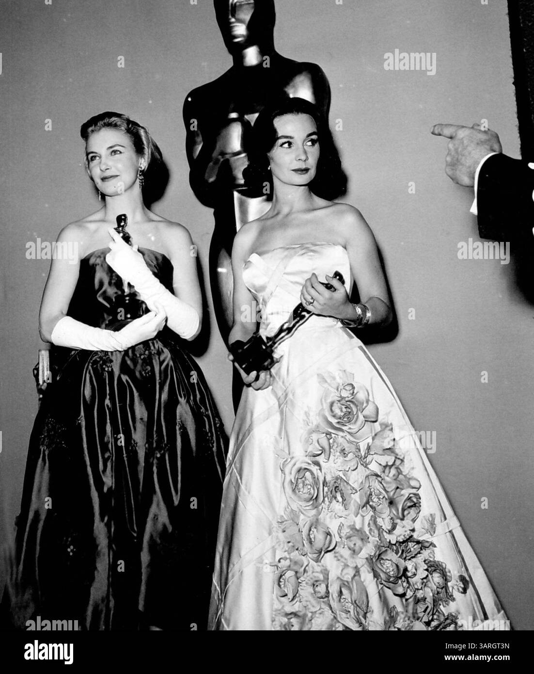 Jan. 25, 2010 - JEAN SIMMONS AND JOANNE WOODWARD.ACADEMY AWARDS-OSCARS ...