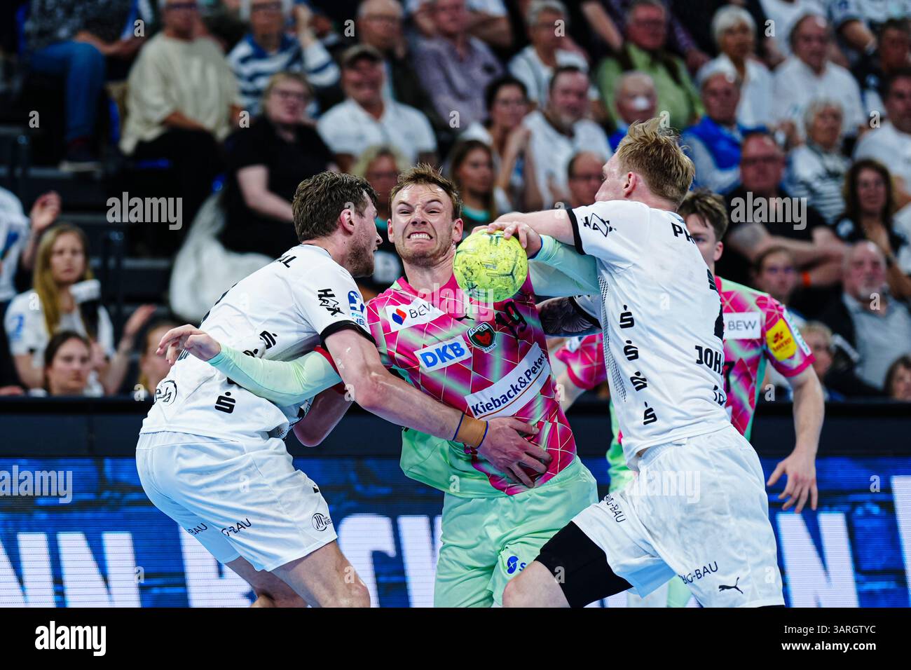 Magnus Landin (THW Kiel, #07), Mathias Gidsel (Fuechse Berlin, #19 ...