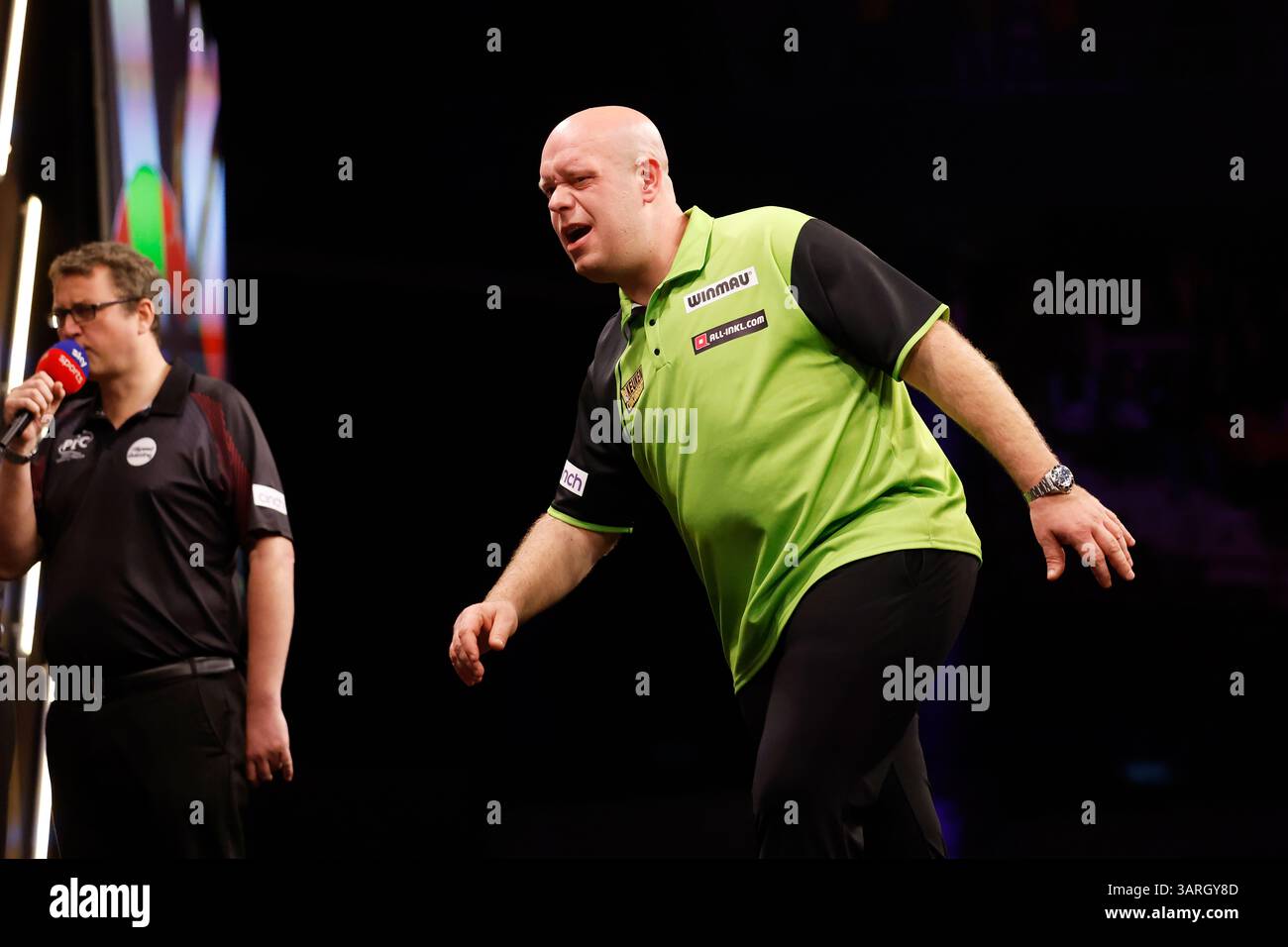 ROTTERDAM - Darter Michael van Gerwen in action against Enelsman Stephen Bunting during the 11th ...