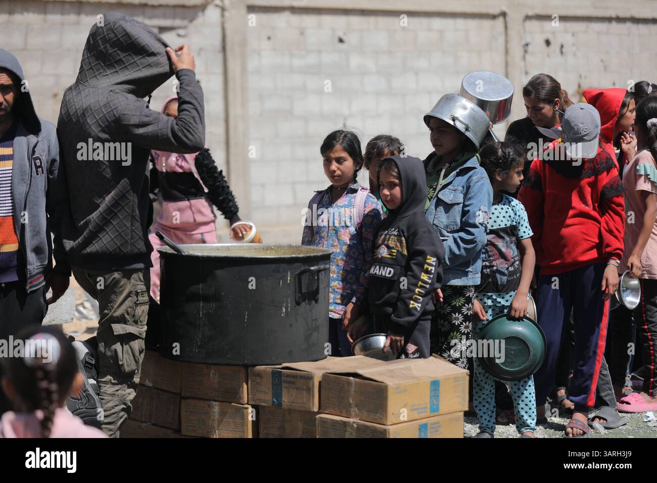 Palestinians gather in large numbers to receive the meals distributed ...