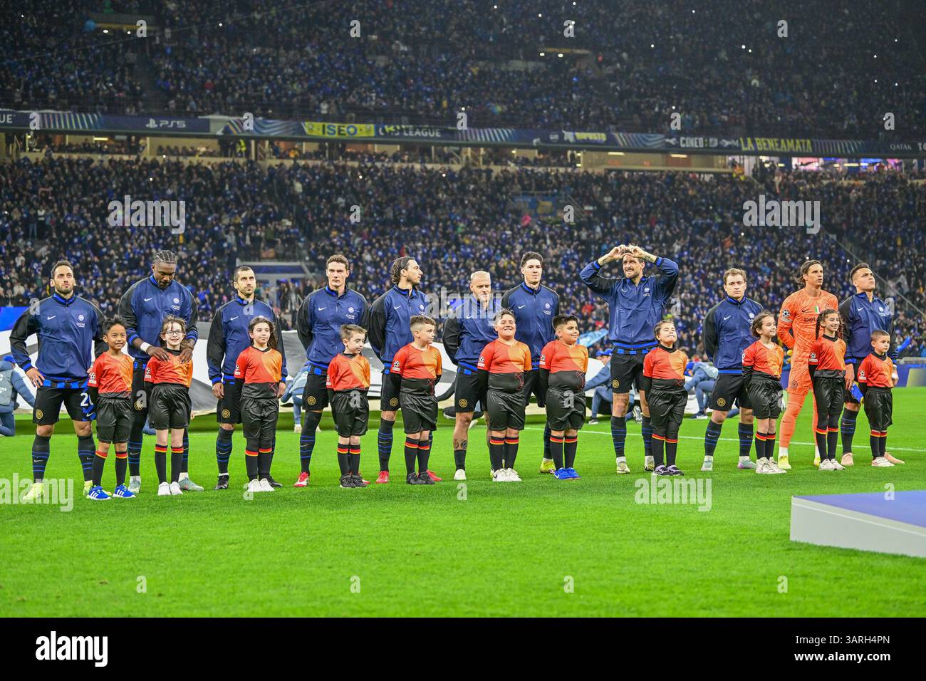 Milano, Italy. 16th Apr, 2025. The players of Inter line up for the ...
