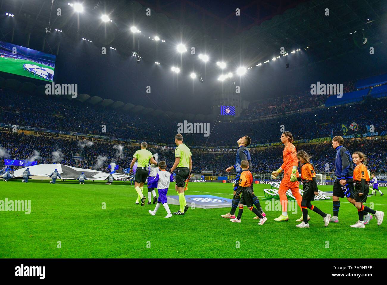 Milano, Italy. 16th Apr, 2025. The players of Inter enter the pitch for ...