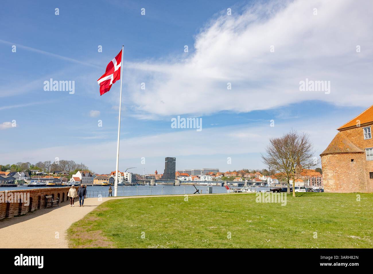 Sonderborg, Dänemark 16.04.2025 Die dänische Nationalflagge Dannebrog ...
