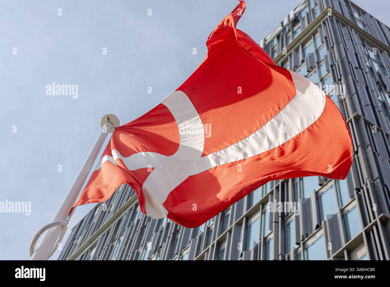 Sonderborg, Dänemark 16.04.2025 Die Dänische Nationalflagge Dannebrog ...