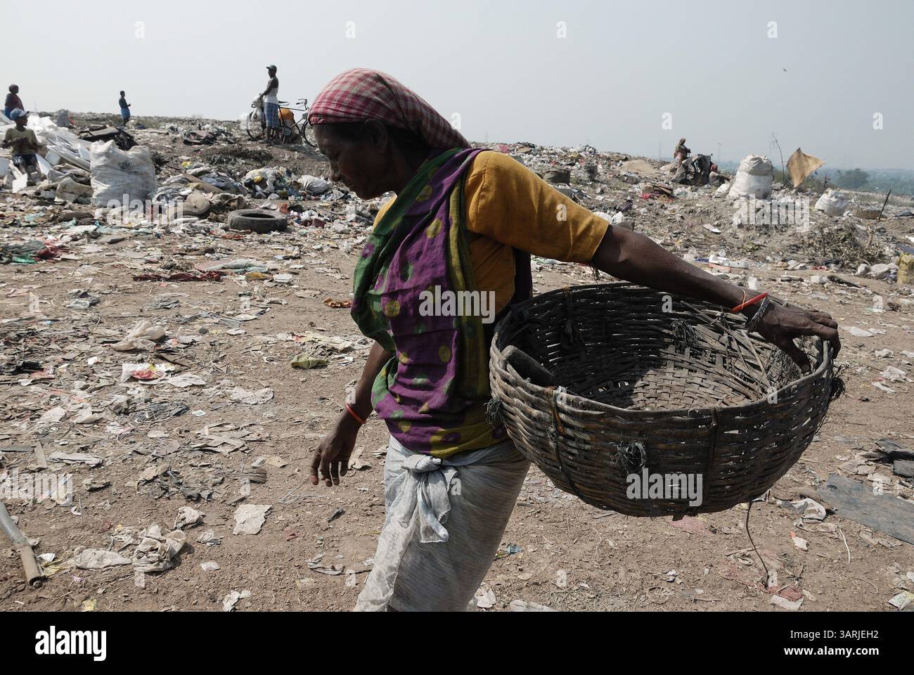 Dhapa dumping ground kolkata hi-res stock photography and images - Alamy