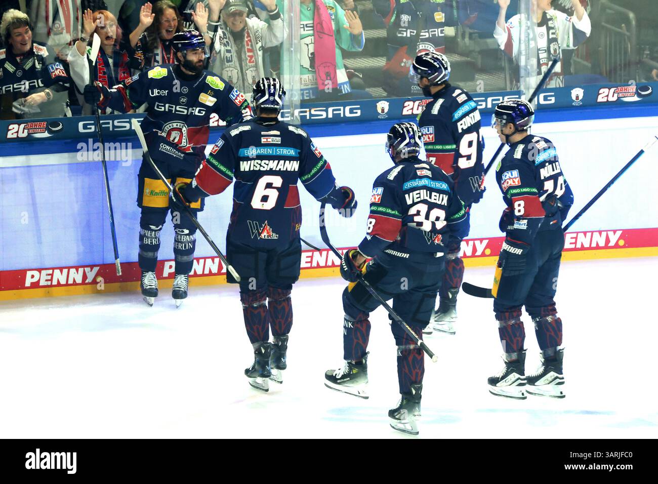 Berlin, Deutschland. 17th Apr, 2025. 17.04.2025, Uber-Arena, Berlin, DEU, DEL, 1.EBL, Eisbaeren ...