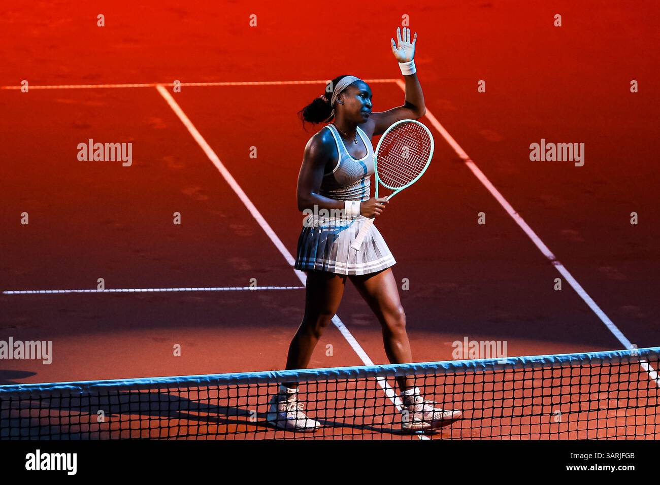 Stuttgart, Deutschland. 17th Apr, 2025. Coco Gauff USA besiegt Ella Seidel und bedankt sich beim ...