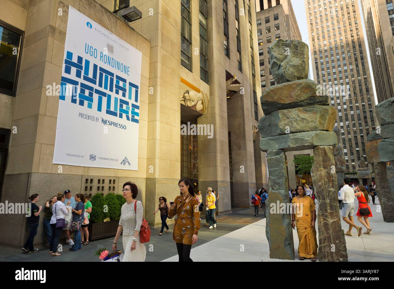 Large human shaped sculpture hi-res stock photography and images - Alamy