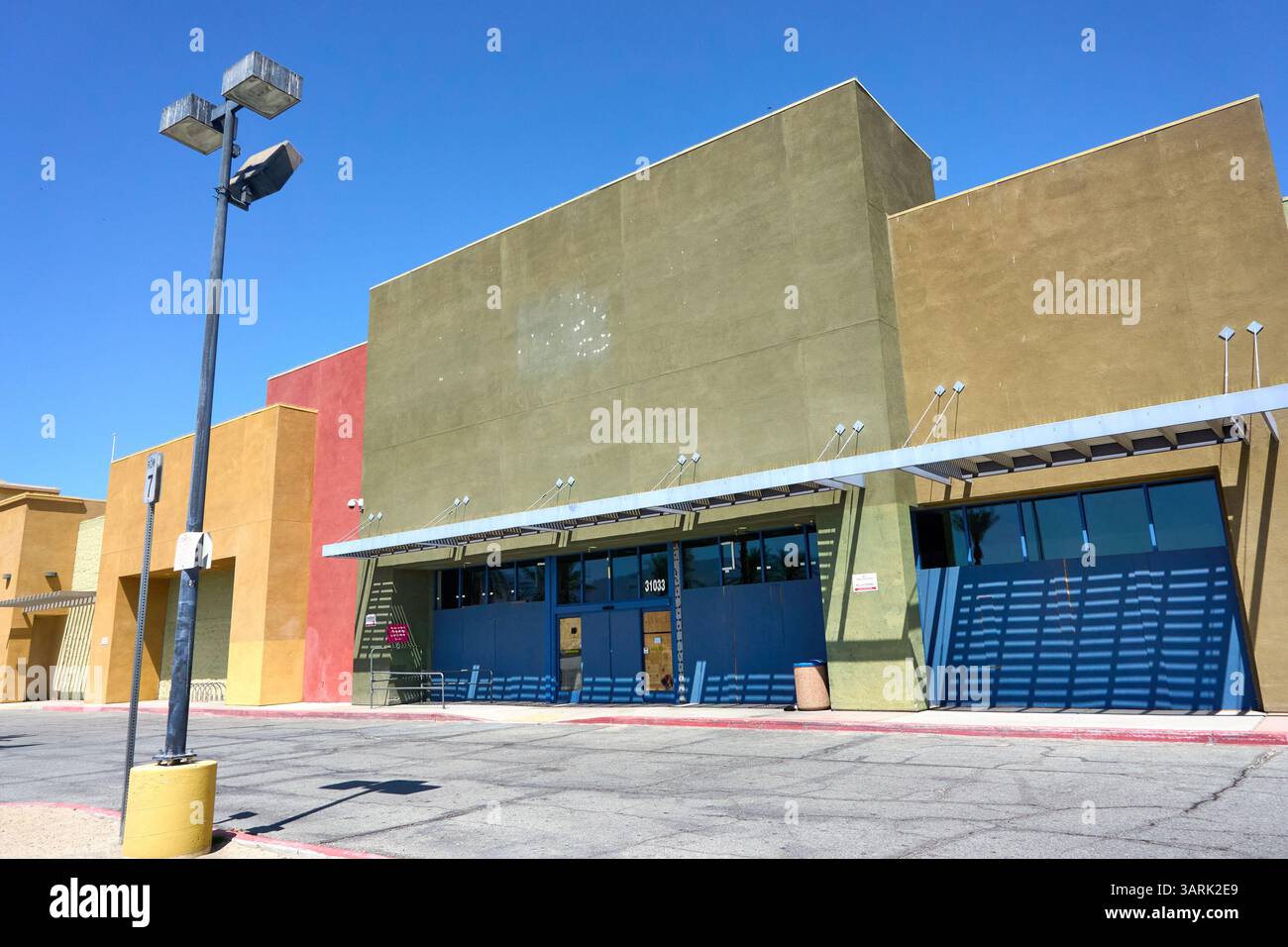 Cathedral City, California, USA. 8th Apr, 2025. Abandoned storefronts ...