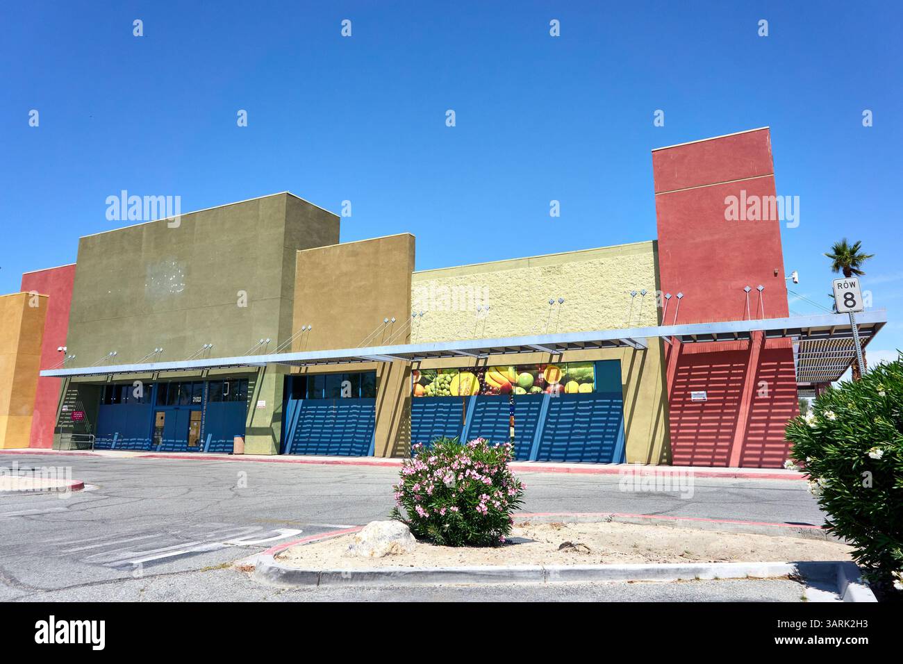 Cathedral City, California, USA. 8th Apr, 2025. Abandoned storefronts ...