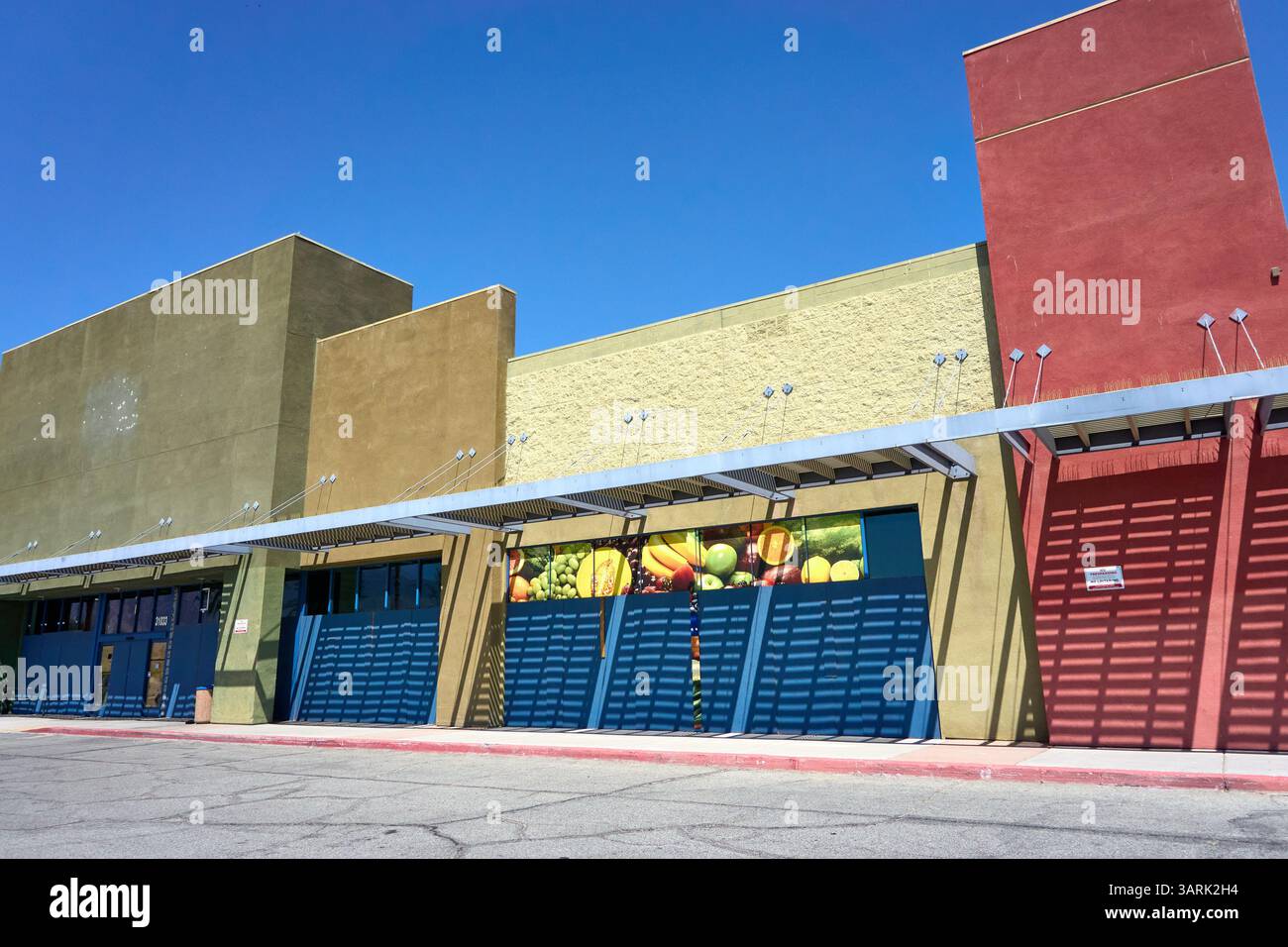 Cathedral City, California, USA. 8th Apr, 2025. Abandoned storefronts ...