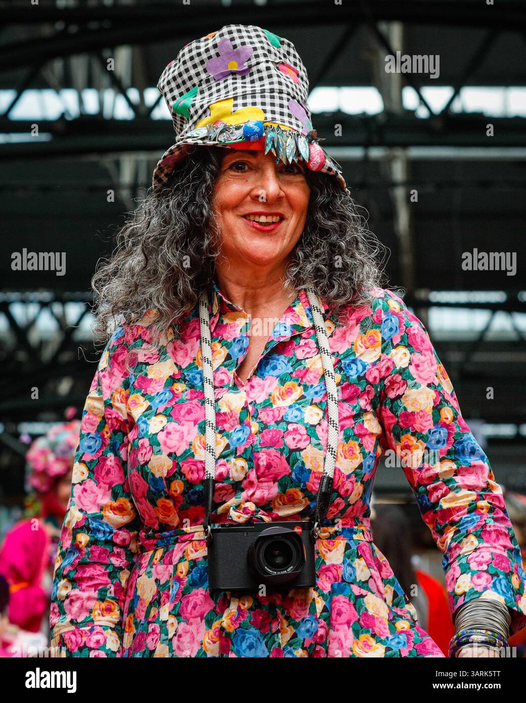 London, UK. 17th Apr, 2025. Participants show off their colourful ...