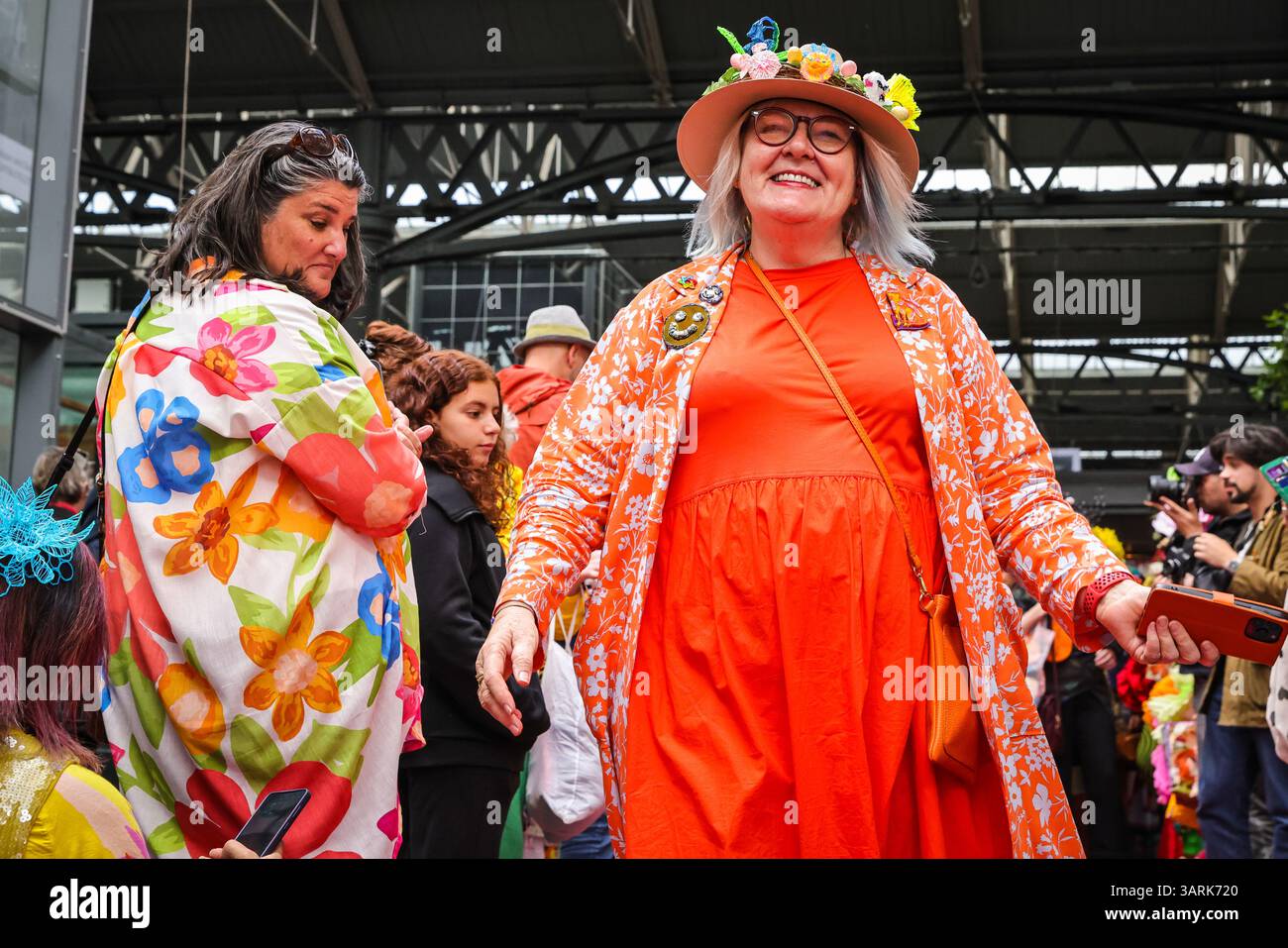 London, UK. 17th Apr, 2025. Participants show off their colourful ...