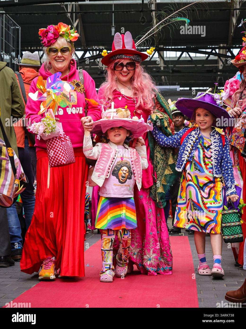 London, UK. 17th Apr, 2025. Participants show off their colourful ...