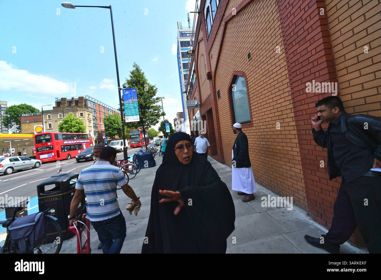 Jul 05, 2013 - London, England, United Kingdom - Worshippers arrive at ...