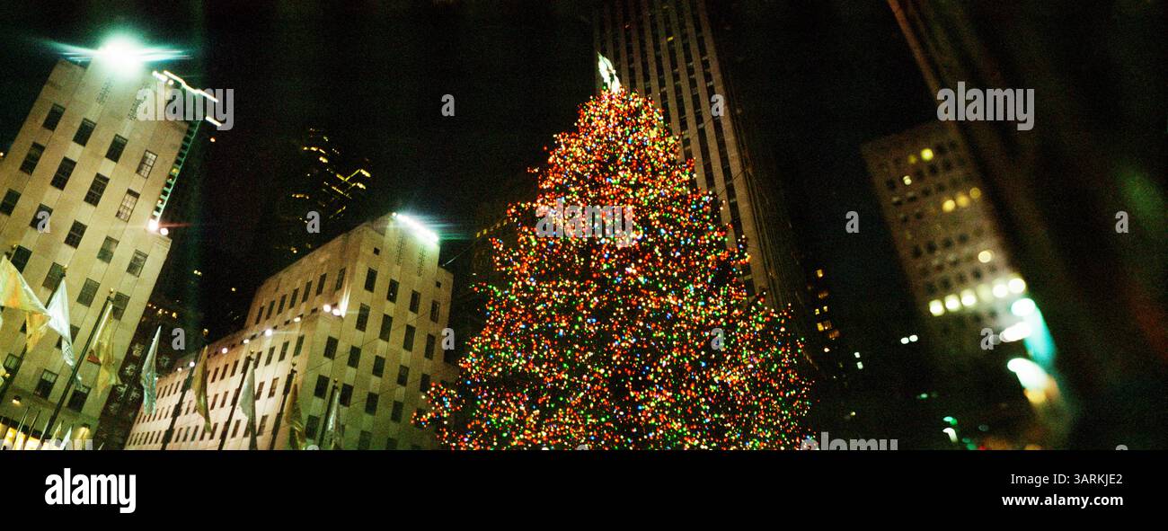 Christmas tree lit up at night, Rockefeller Center, Manhattan, New York ...