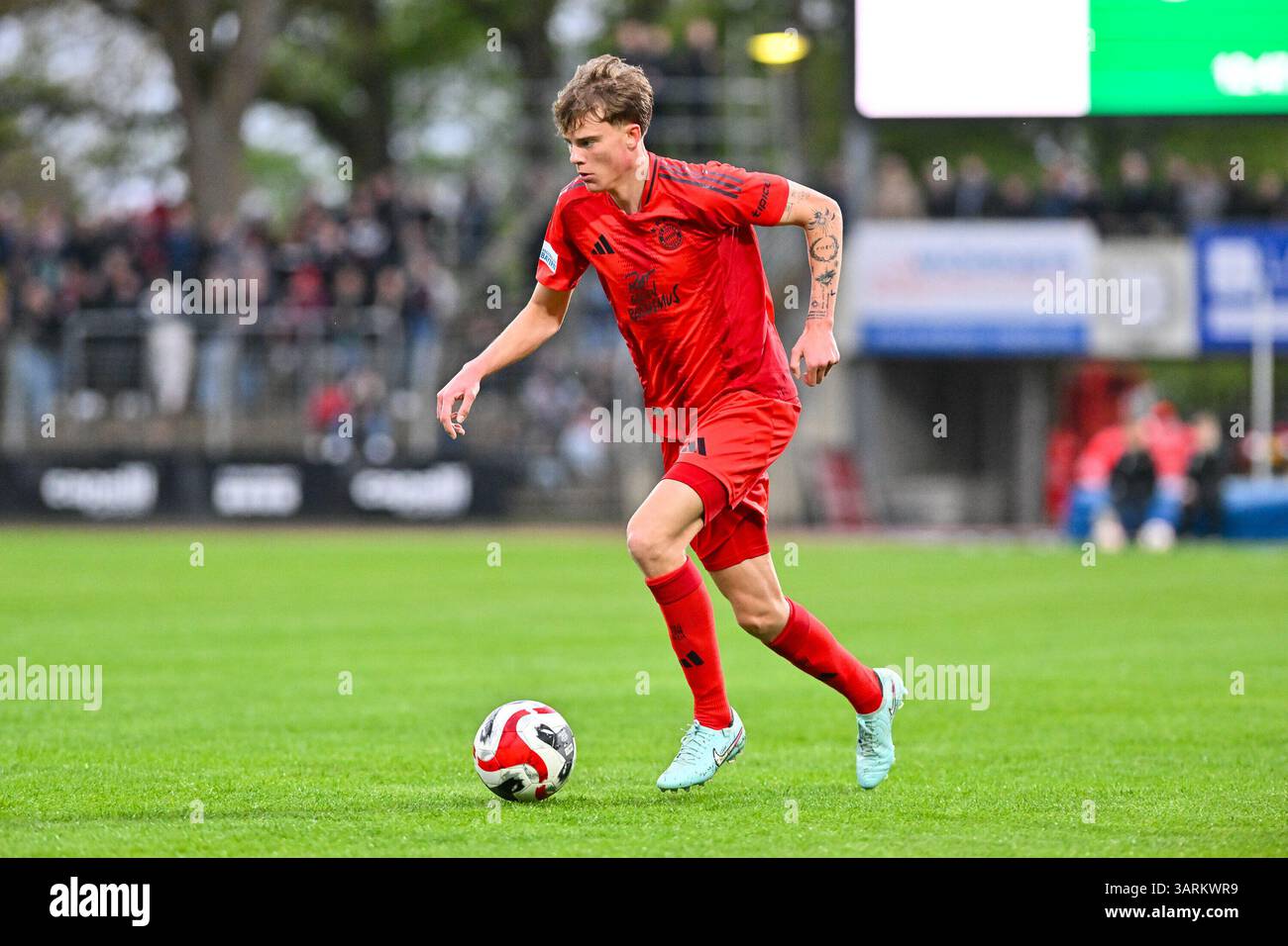 Schweinfurt, Deutschland. 17th Apr, 2025. am Ball Jonathan Asp JENSEN ...