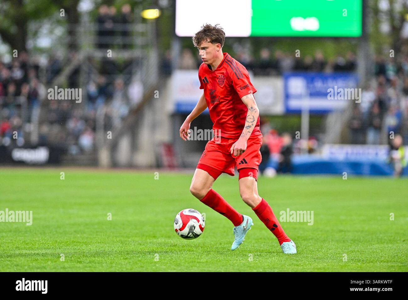 Schweinfurt, Deutschland. 17th Apr, 2025. am Ball Jonathan Asp JENSEN ...