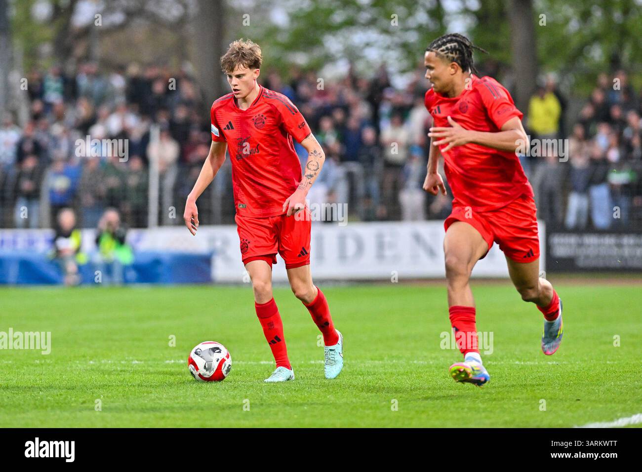 Schweinfurt, Deutschland. 17th Apr, 2025. am Ball Jonathan Asp JENSEN (FC Bayern M?nchen II #11 ...