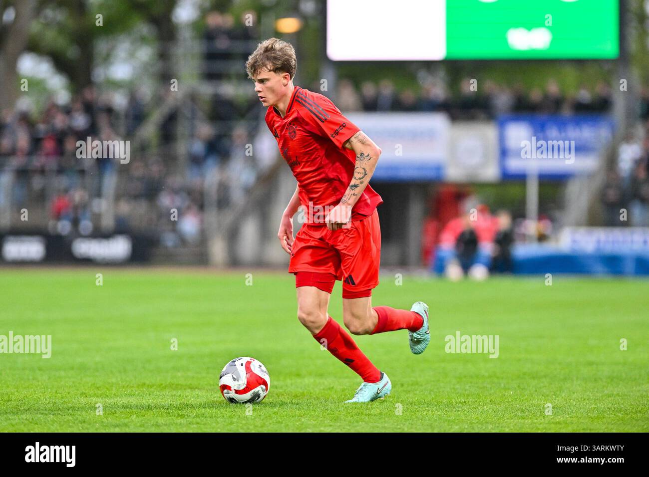 Schweinfurt, Deutschland. 17th Apr, 2025. am Ball Jonathan Asp JENSEN ...