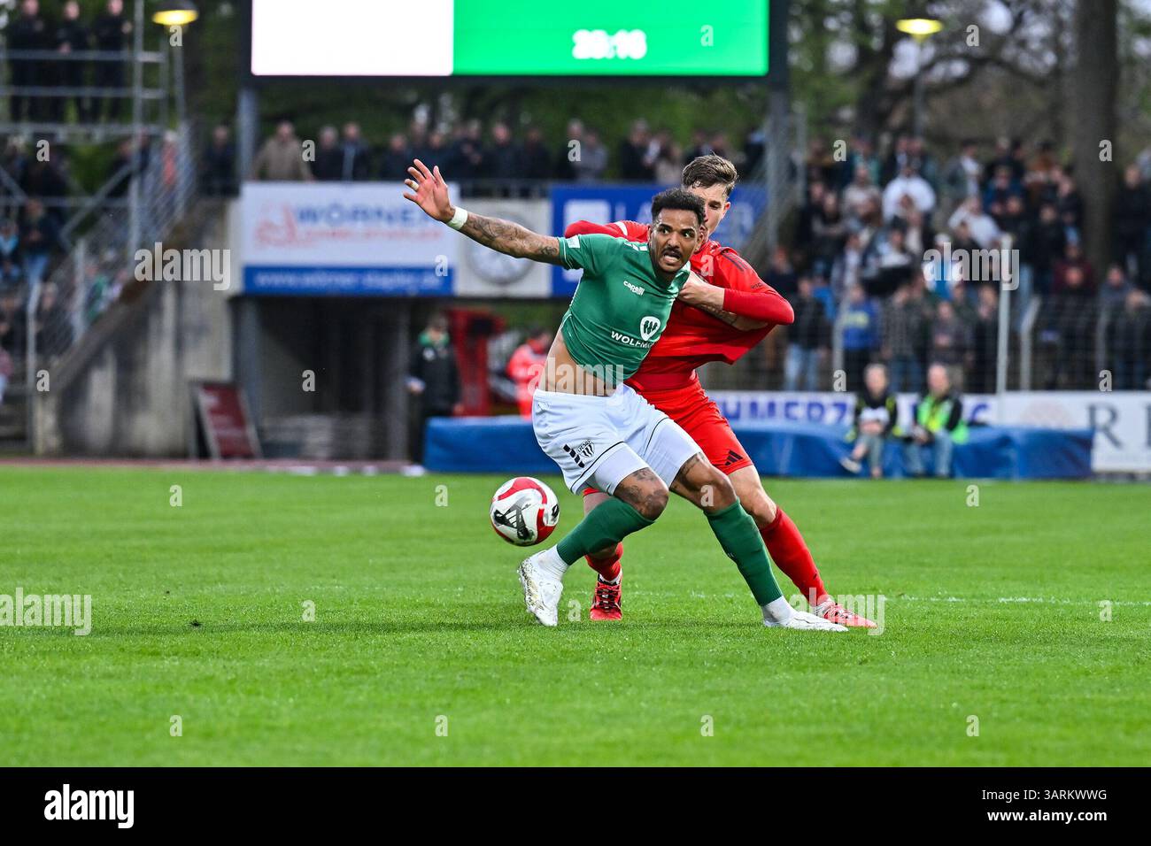 Schweinfurt, Deutschland. 17th Apr, 2025. im Duell Michael DELLINGER ...