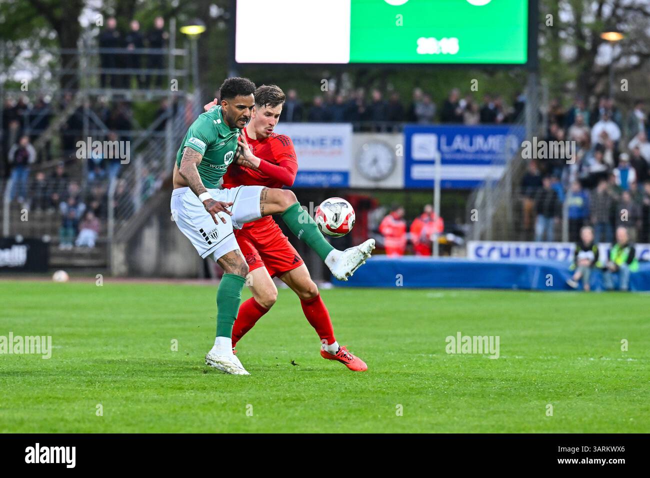 Schweinfurt, Deutschland. 17th Apr, 2025. im Duell Michael DELLINGER ...