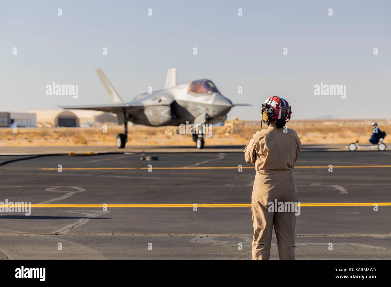 Laguna Army Airfield, Arizona, USA. 15th Apr, 2025. U.S. Marine Corps ...