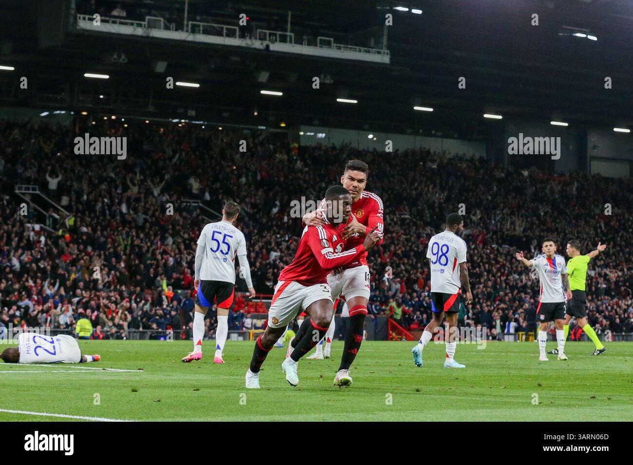Manchester United midfielder Kobbie Mainoo (37) scores a GOAL 4-4 ...