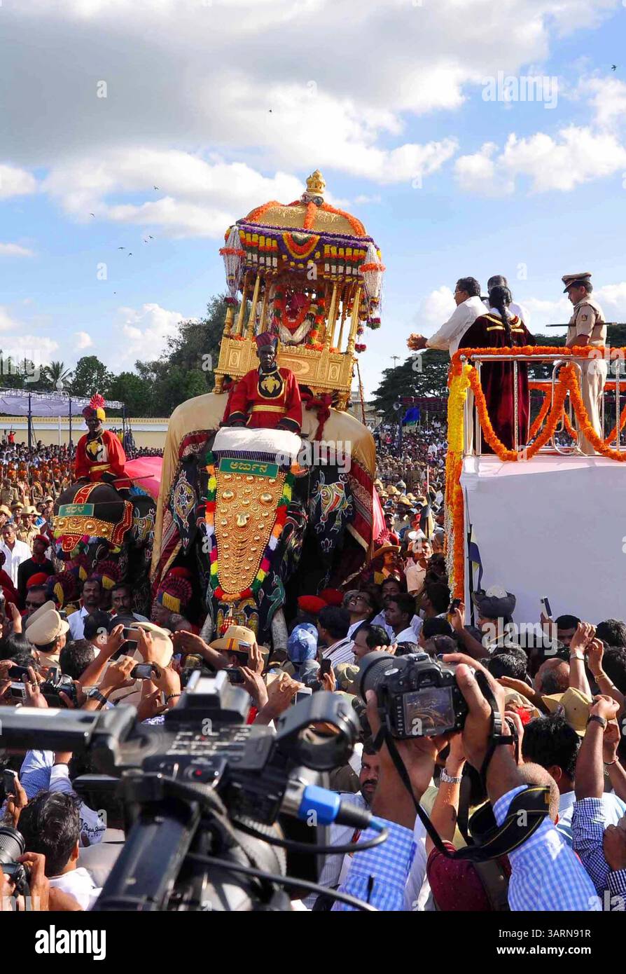 Mysore dasara golden ambari hi-res stock photography and images - Alamy