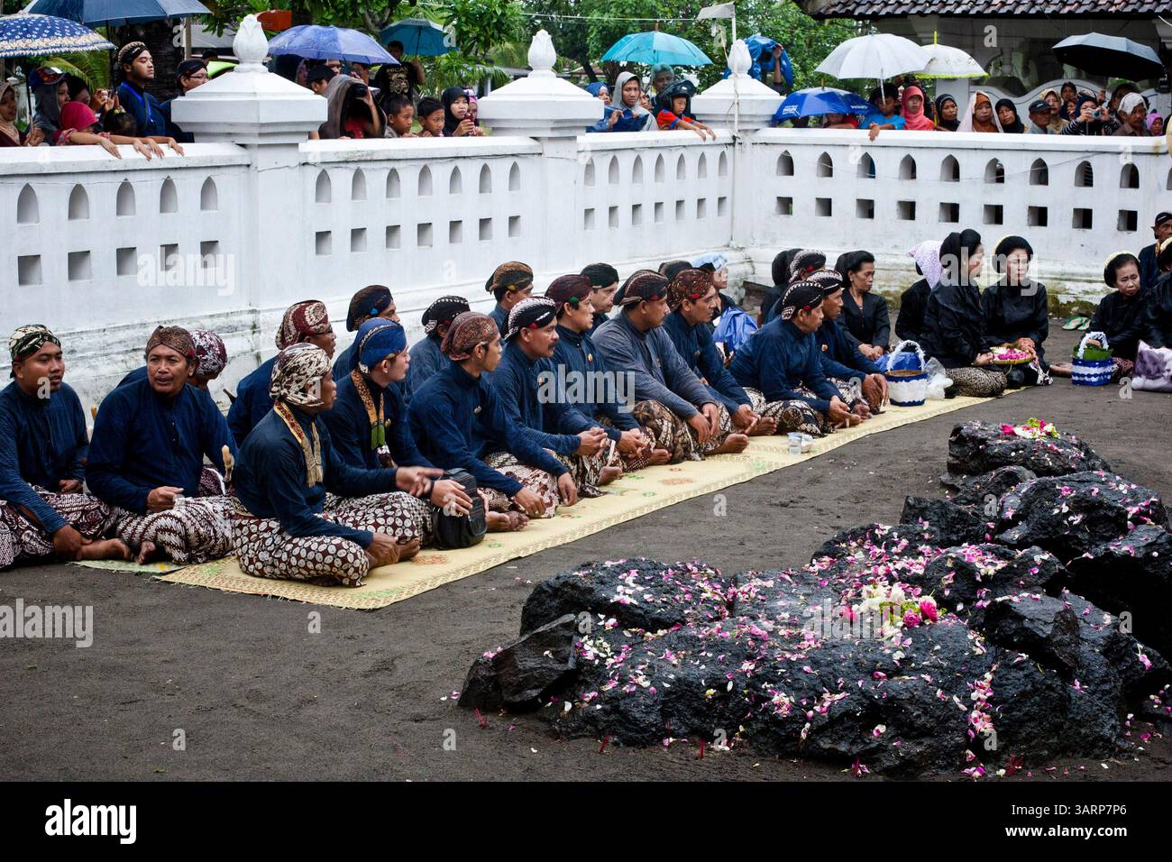 Jun 09, 2013 - Bantul, Yogyakarta, Indonesia - Royal Servants wearing ...