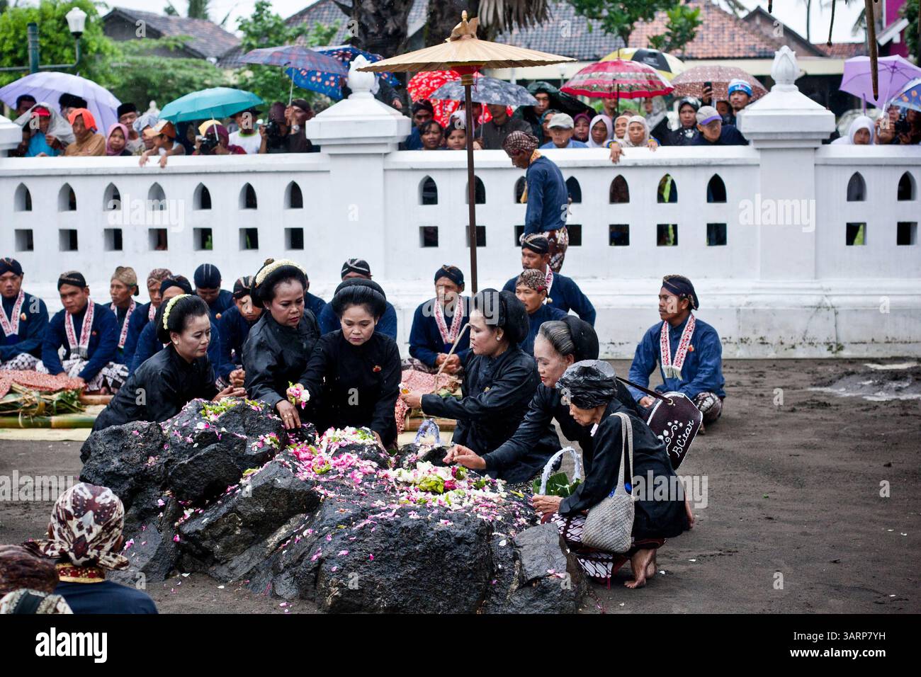 Jun 09, 2013 - Bantul, Yogyakarta, Indonesia - Royal Servants wearing ...