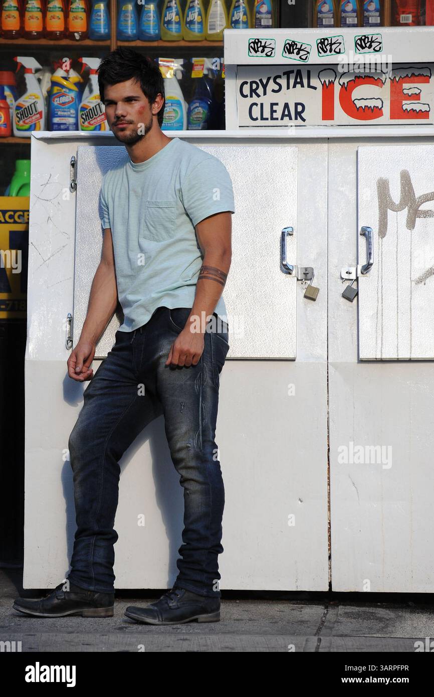June 24, 2013 - New York, New York, U.S. - TAYLOR LAUTNER filming on ...