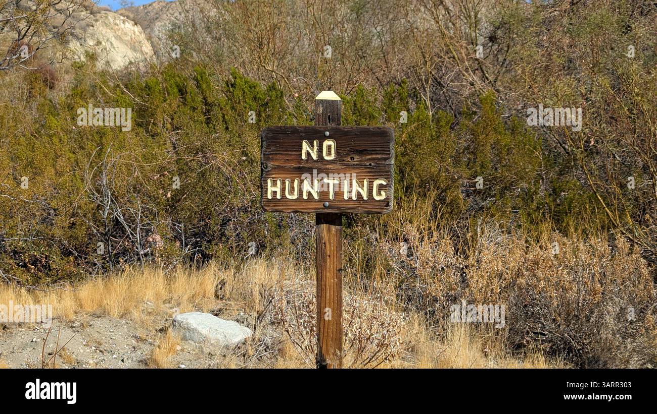 No hunting wooden sign hi-res stock photography and images - Alamy
