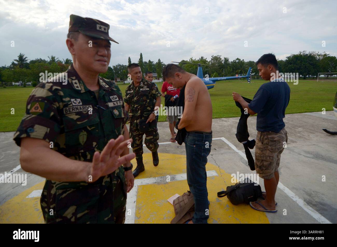 July 31, 2013 - Davao, Philippines - 5 AFP soldiers change cloths after ...