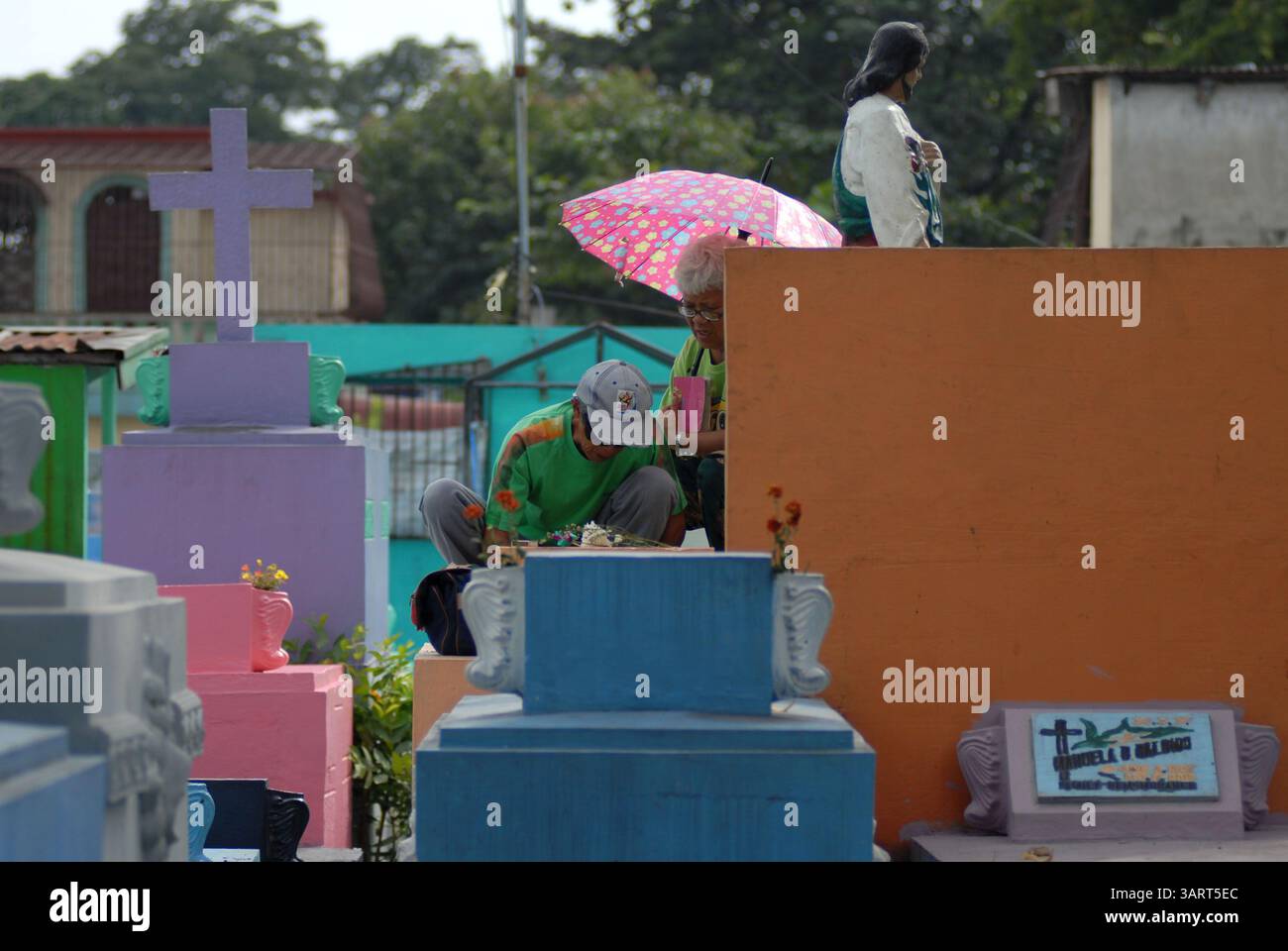 Oct. 31, 2013 - Manila, Philippines - Filipinos visit a relative's ...