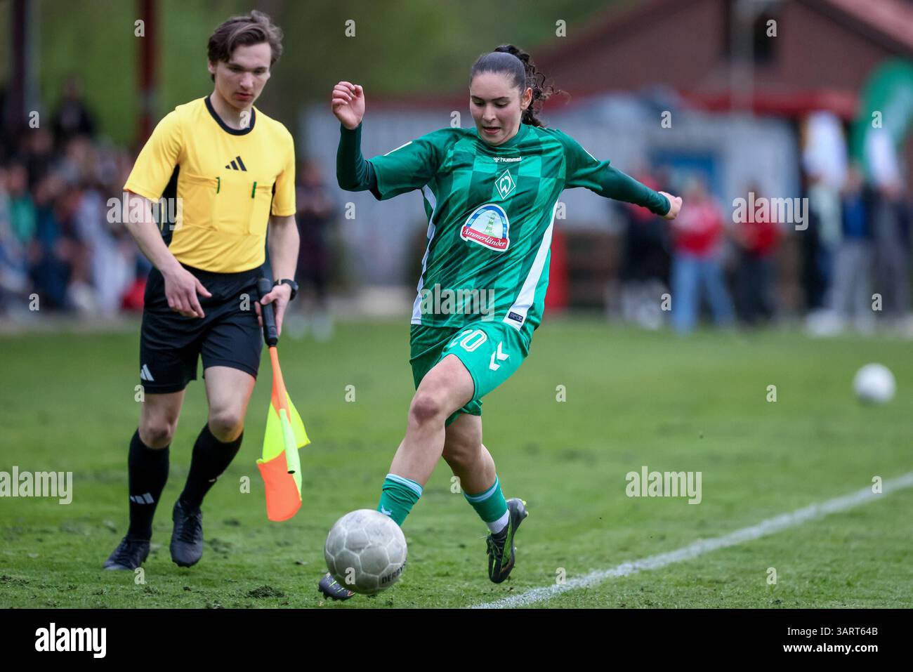 v.li.: Schiedsrichter-Assistent Alexis Fischer, Amani Mahmoud (SV ...