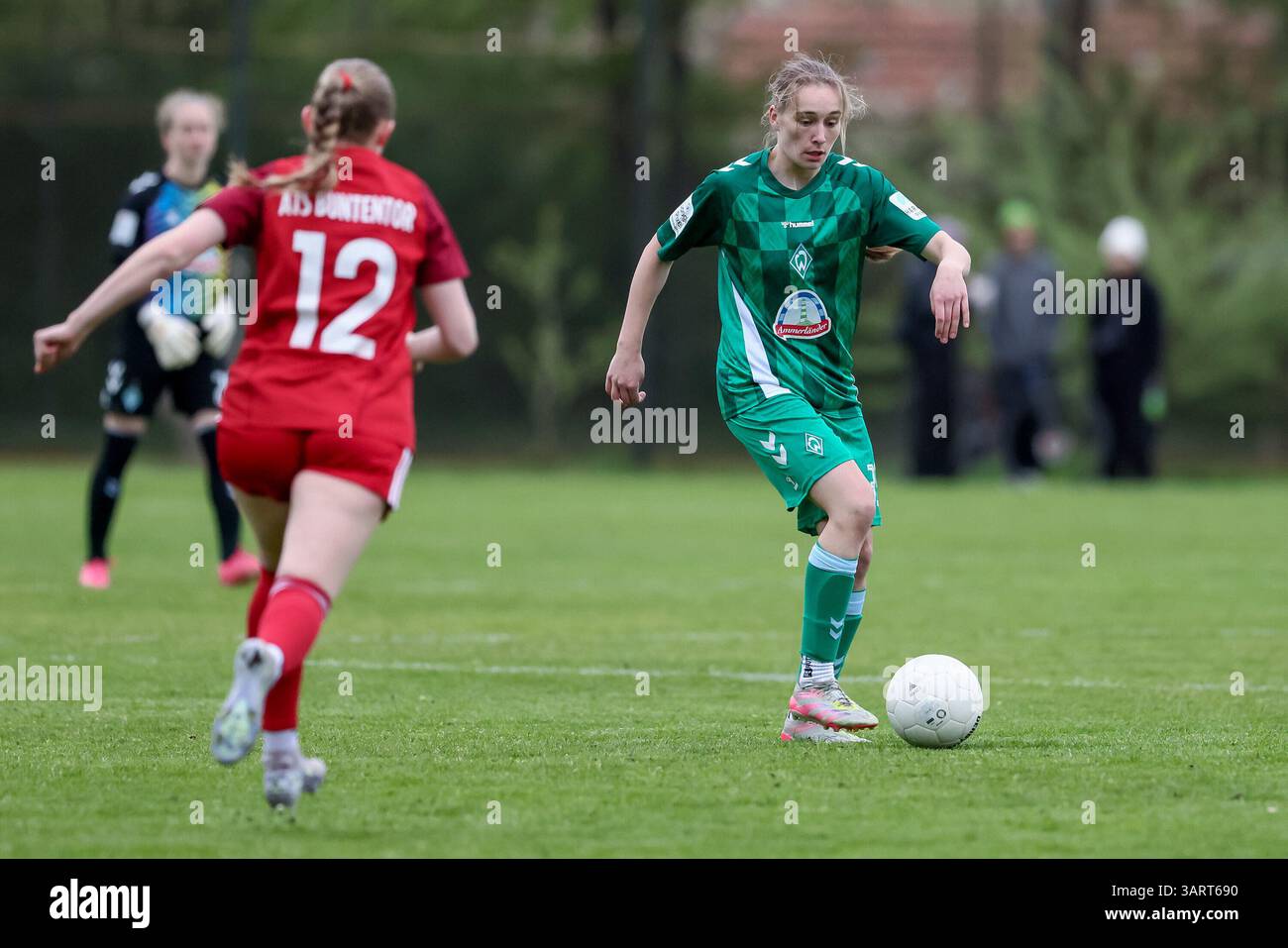 v.li.: Maria Penner (SV Werder Bremen, 33) am Ball, Einzelbild ...