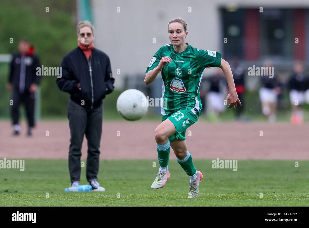 v.li.: Maria Penner (SV Werder Bremen, 33) am Ball, Freisteller ...