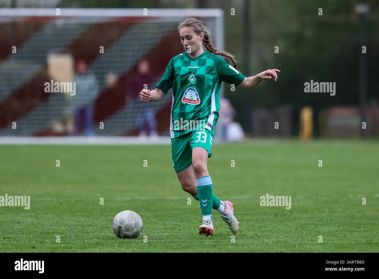 v.li.: Maria Penner (SV Werder Bremen, 33) am Ball, Freisteller ...