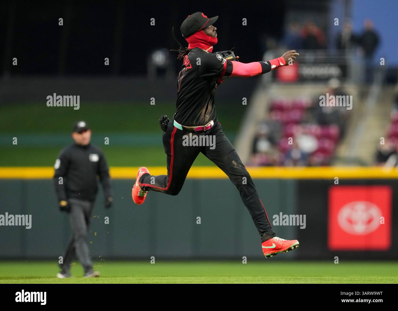 Cincinnati Reds shortstop Elly De La Cruz throws during a baseball game ...