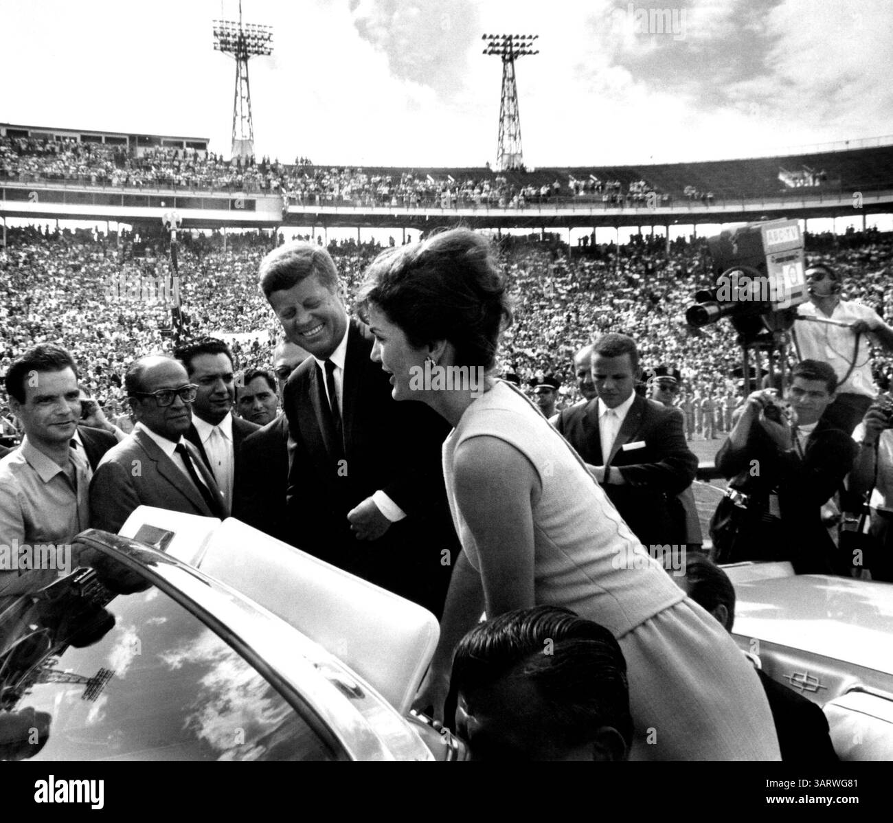 U.S. - President JOHN F. KENNEDY and first lady JACKIE KENNEDY greeting ...