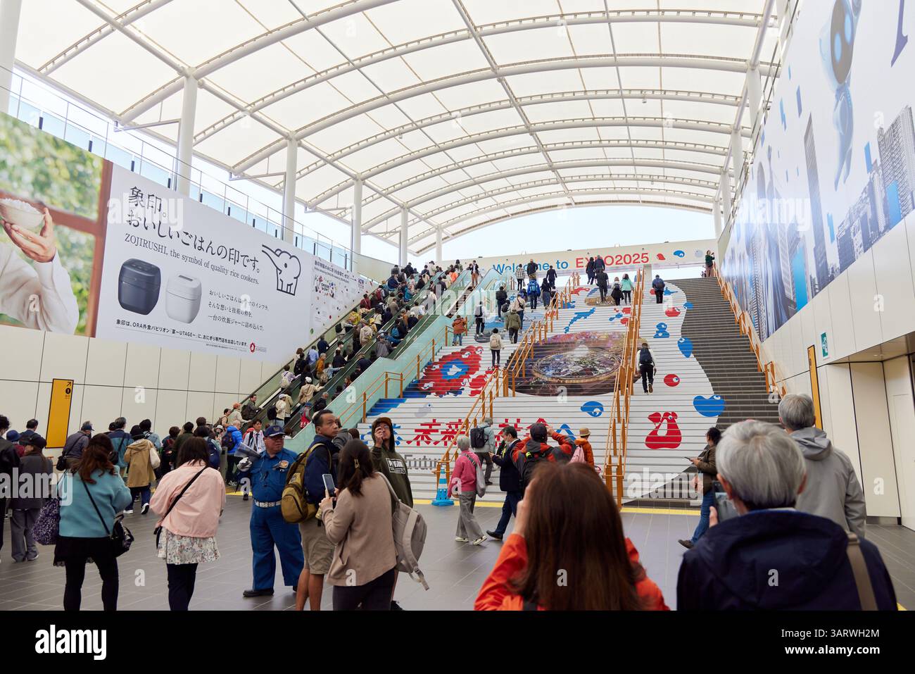 Visitors arrive at Yumeshima Station, directly connected to the venue ...