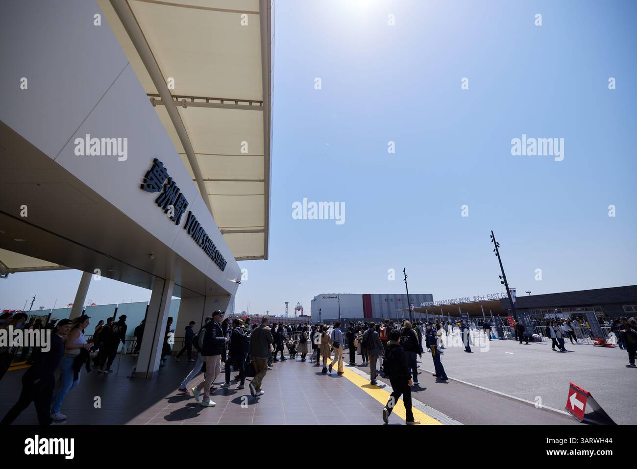 Visitors arrive at Yumeshima Station, directly connected to the venue ...