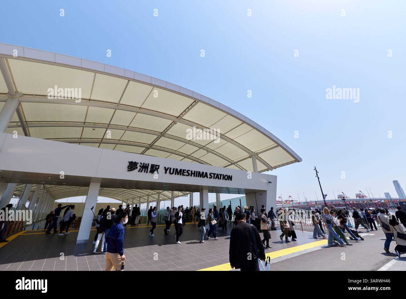 Visitors arrive at Yumeshima Station, directly connected to the venue ...