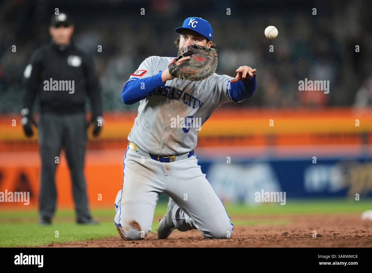 Kansas City Royals first baseman Vinnie Pasquantino throws to first ...