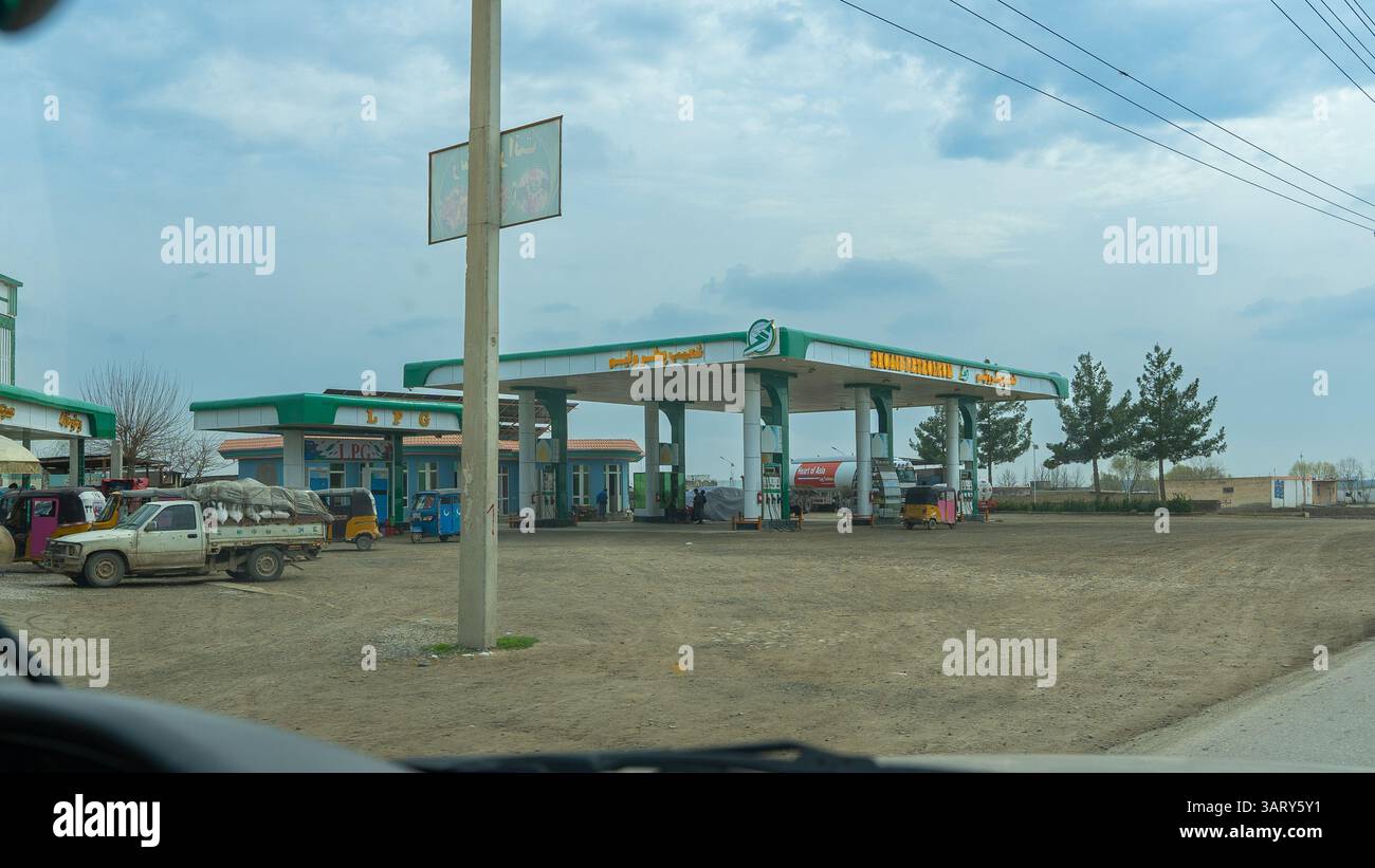 Vehicle fueling facility petrol hi-res stock photography and images - Alamy