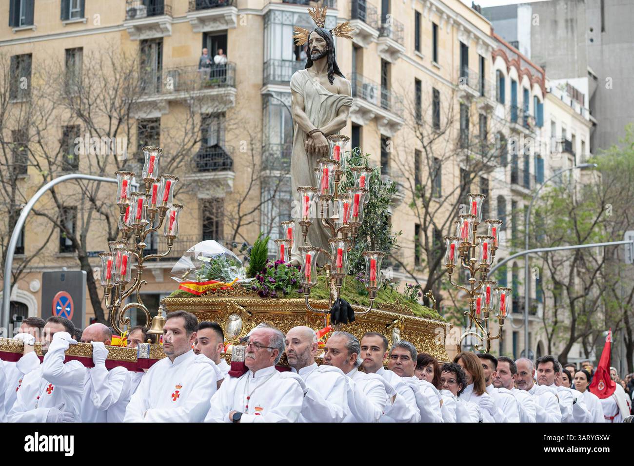 Madrid, Spain. 17th Apr, 2025. Costaleros carry an ornate Holy Week ...